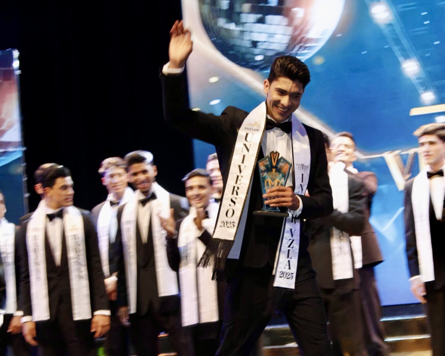 Médico Pediatra de La Guaira Lenin Peña gana el título de Universo Venezuela 2025 | Eva's Magazine